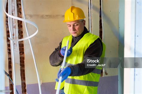 배관공은 건설 중인 건물에 설치하기 위해 플라스틱 파이프를 준비합니다 45 49세에 대한 스톡 사진 및 기타 이미지 45 49세 가정의 방 감정 Istock