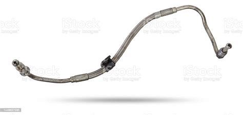 금속 브레이크 파이프는 차량의 브레이크 시스템의 일부로 브레이크 유체를 서비스 브레이크 실린더 또는 바퀴의 캘리퍼에 공급합니다 자동차 서비스에서 판매 할 예비 부품