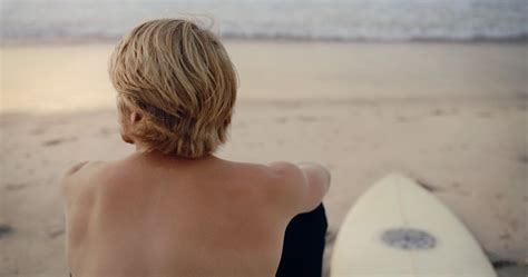 일출 남자와 서핑 보드 해변 모험과 휴가가 있는 물 자연과 함께하는 태국의 여름을 위한 바다나 해변이나 여행 여행이나 취미를 위한 사람 남자 서퍼 20 24세에 대한 스톡