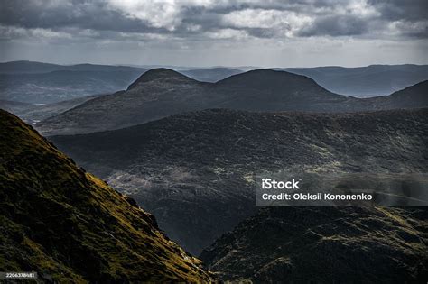 어둡고 험준한 산은 태양이 계곡 위로 그림자를 드리울 때 눈에 띄는 실루엣을 만듭니다 늦은 오후에 숨이 멎을 듯한 자연의 아름다움을 포착한 장면입니다 0명에 대한 스톡 사진