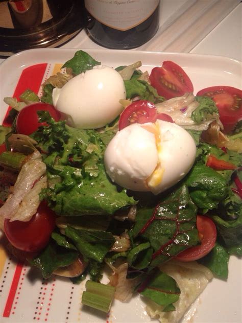 반숙 계란과 샐러드 샐러드