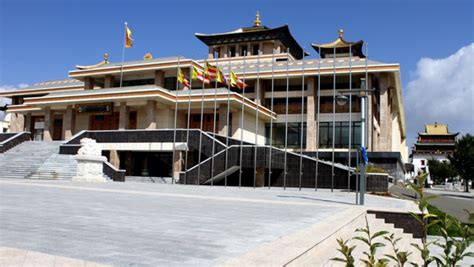 Их хамба Д Чойжамц лам “Үзэсгэлэн болгогч” туулай жилийн сар шинийн мэндчилгээ дэвшүүлнэ