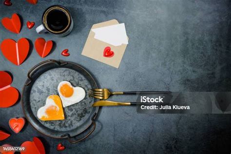 빈티지 팬에 수제 계란 후라이 커피 머그잔 하트 어두운 배경에 세련된 식기류 심장 모양의 계란 위에서 본 모습 텍스트 공간을 복사합니다 단호하게 0명에 대한 스톡 사진 및