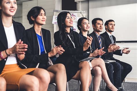 전문 젊은 아시아와 백인 관객 사무실에서 파트너십에서 그룹 회의 프리 젠 테이 션에 박수 사업가와 경제녀는 위대한 성공 성취를 축 하 합니다 감사에 대한 스톡 사진 및 기타
