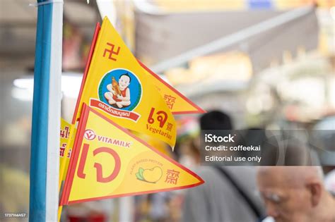 채식 축제 태국의 야오 와랏 방콕 차이나 타운 길거리 음식 키오스크 장식 노란 깃발 표시 고기 성분 음식이 없습니다 2023년 10월 14일 태국 방콕 10월에 대한 스톡