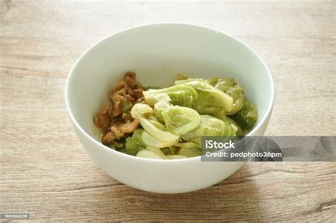 굴 소스에 슬라이스 돼지 고기를 곁들인 튀긴 브뤼셀 새싹 건강한 식생활에 대한 스톡 사진 및 기타 이미지 건강한 식생활 고기 곡초류 Istock