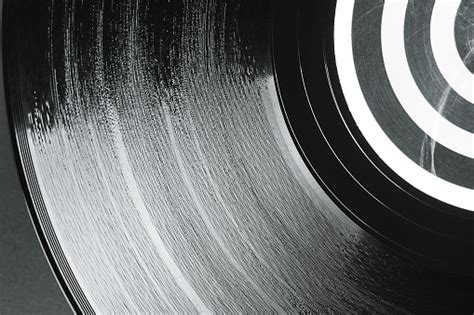 어두운 배경에 비닐 레코드 클로즈업 비닐의 조각에 빛의 떨어지는 빔 턴테이블 레코드 플레이어입니다 Dj가 재생 음악을 혼합 하는 사운드 기술 블랙 비닐 레코드 0명에 대한