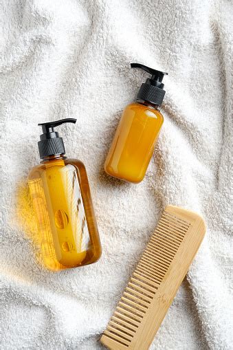 헤어 케어 제품 디자인 샴푸와 로션이 있는 노란색 디스펜서 병 욕실의 흰색 수건에 나무 머리 빗 Spa 화장품 포장 모형 브랜딩 0명에 대한 스톡 사진 및 기타 이미지