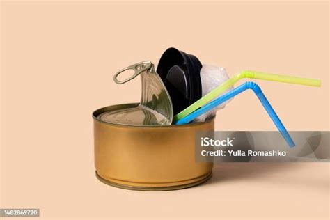 환경 오염의 개념 물고기 대신 쓰레기로 개봉 한 캔 바다와 담수의 오염 플라스틱으로 인한 환경 오염 0명에 대한 스톡 사진 및 기타 이미지 Istock