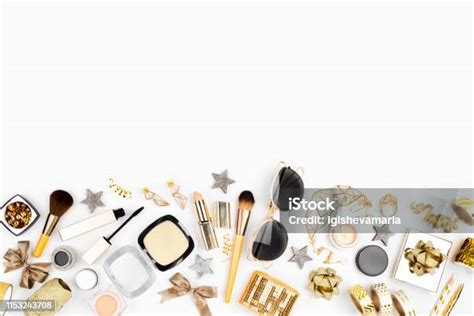 선글라스 황금 목걸이와 메이크업 화장품 키트 및 흰색 바탕에 다른 액세서리와 프레임 골드 색상의 구성 평면 누워 평면도 0명에 대한 스톡 사진 및 기타 이미지 Istock