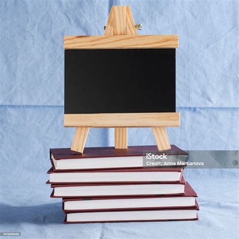 파란색 직물 배경에 있는 책 더미에 있는 텍스트를 위한 블랙 보드 복사 공간 교육과 전시회 회의 개념 학교로 돌아 가기 정사각형 0명에 대한 스톡 사진 및 기타 이미지