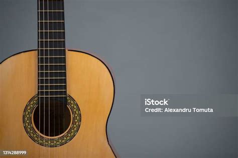 텍스트에 대한 회색 배경 복사 공간에 격리 어쿠스틱 기타 기타 현악기에 대한 스톡 사진 및 기타 이미지 기타 현악기 가까운 0명 Istock