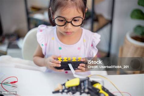 Stem 교육 개념입니다 아시아 학생들은 집에서 Stem으로 로봇 팔을 코딩하고 수학 공학 과학 기술 로봇 공학의 컴퓨터 코드를 아이들의 개념으로 코딩하여 학습합니다 6 7