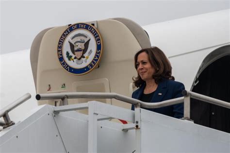 АНУ ын дэд Ерөнхийлөгч Камала Харрис БНСУ д айлчилж байна Tsoh Mn