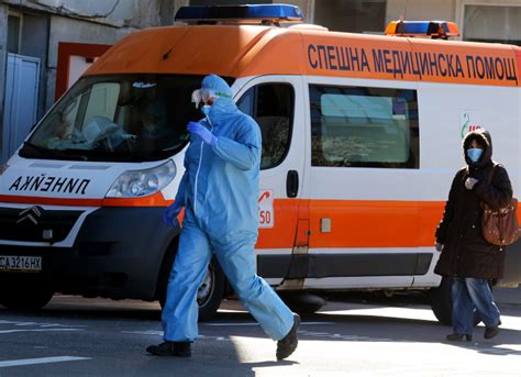 Пак се почва Мъж почина от коронавирус след нощно обикаляне с линейка в София