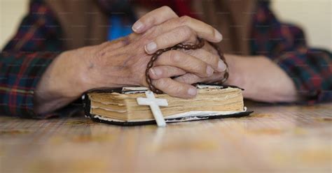 머리 스카프를 기도하는 아주 늙은 여자의 세부 사항 사진 Unsplash의 성 금요일 이미지