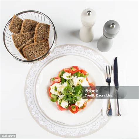 건강 한 바 질 샐러드 토마토와 모 짜 렐 라 치즈와 올리브 오일 맛을 낸 레몬과 발사믹 건강한 생활방식에 대한 스톡 사진 및 기타 이미지 건강한 생활방식 건강한