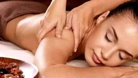 Female Body Spa Banani বডি ম্যাসাজের উপকারিতা শরীরের রক্ত চলাচল এবং ব্যথা দূর করতে সহায়তা