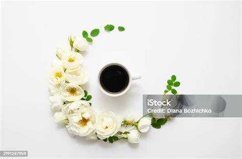 커피 한 잔 흰 장미 녹색 잎 및 꽃잎의 구성 어머니의 날 카드 발렌타인 데이 개념에 대한 스톡 사진 및 기타 이미지 개념 개념과 주제 결혼식 Istock