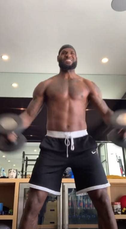 疯狂训练！詹姆斯社媒晒在家中进行力量训练动态nba新浪竞技风暴新浪网