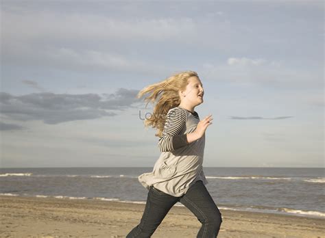 Gambar Gadis Berlari Di Pantai Terbaik Unduh Gratis Di Lovepik