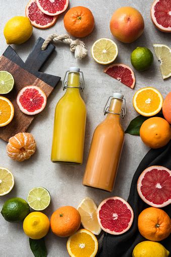 콘크리트 부엌 테이블에 신선한 과일과 병에 갓 압착 감귤 주스 0명에 대한 스톡 사진 및 기타 이미지 0명 감귤 감귤류 과일 Istock