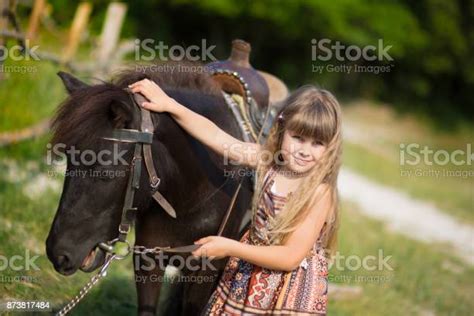 귀여운 Fermer 청바지 모자 가죽 암소 Happyly 웃 고 말에 앉아 꽃 마 생활에서 여름 하루를 즐기는 아름 다운 소녀 카우보이 고전 양식에 대한 스톡 사진 및 기타