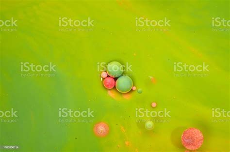 다채로운 아크릴 거품 추상 잉크 디자인 템플릿 혼합 텍스처 배경입니다 액체 색상 배경입니다 벽지 패턴입니다 오일 포스터 디자인 템플릿 유체 예술 0명에 대한 스톡 사진 및