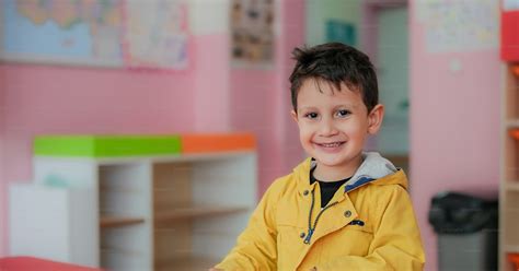 테이블에 앉아 있는 어린 소년 사진 Unsplash의 교실 이미지