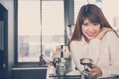 중소 기업 소유자는 커피가 게에서 카운터에 서 서 미소 여성 바리 스타 카페에서 바 식품 서비스 레스토랑 개념입니다 기계 부분에 대한 스톡 사진 및 기타 이미지 Istock