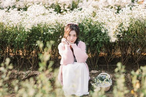 Ngọc Huyền Khoe Nhan Sắc Trong Veo Bên Cúc Hoạ Mi đầu Mùa