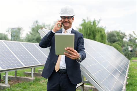 태양전지소에서 태양광 패널 시스템의 작동 태블릿으로 검사하는 남성 매니저 엔지니어 인 이엔 안전 헬멧 건설 산업에 대한 스톡 사진 및 기타 이미지 Istock