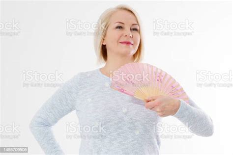 팬에 의해 불고 폐경기를 가진 아름다운 중년 여성 호르몬 대체 요법 및 성숙한 여성 건강 관리 중년의 행복한 여성 라이프 스타일 흰색 배경에 고립된 고위 여자 50 54세에