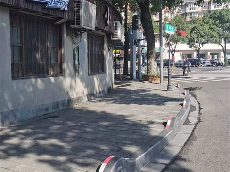 东胜中队整治乱晾晒净化市容市貌