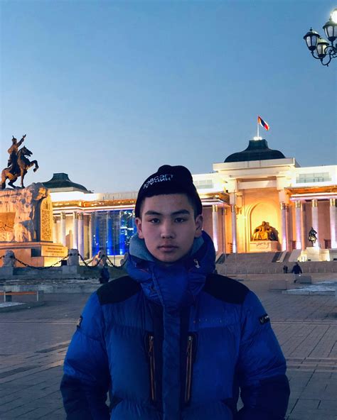 Ģèk Аманд нь амар мэнд бялхаж Атганд нь азын дөрвөн бэрх багтаж Хотол