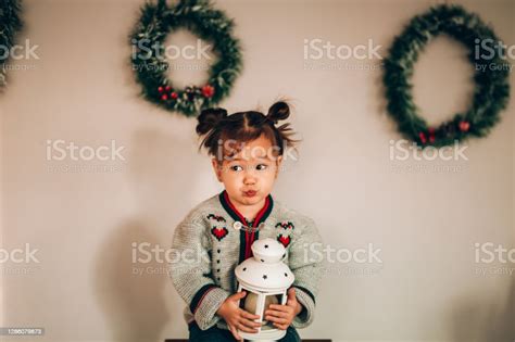 그녀의 손에 흰색 등불을 들고 어린 소녀 크리스마스 화환은 배경에 걸려 있습니다 크리스마스 분위기 2 3 살에 대한 스톡 사진 및 기타 이미지 Istock