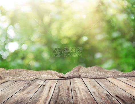 用于展示蒙太奇的空木桌插画图片下载 正版图片502827619 摄图网