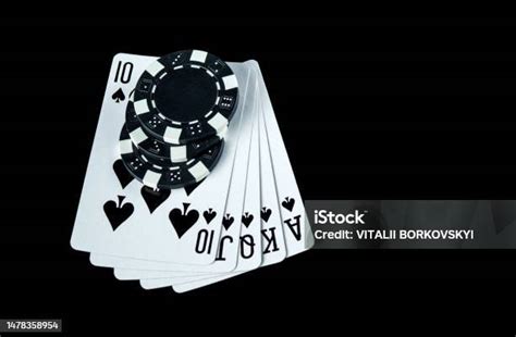 로얄 플러시 조합의 포커 게임 포커 클럽의 검은 테이블에 칩과 카드 무료 광고 공간 0명에 대한 스톡 사진 및 기타 이미지 0명 검정색 배경 겜블링 칩 Istock