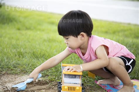 유토이미지 공원에서 흙놀이를 하고 있는 어린이