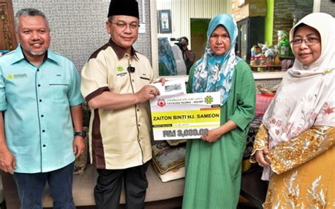 Singer Zaiton Sameon Receives Government Aid After Plight Becomes Known Fmt