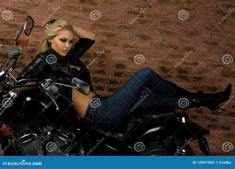 Seksowna Dziewczyna Na Motocyklu Obraz Stock Obraz Z O Onej Z Jednostka Femaleness