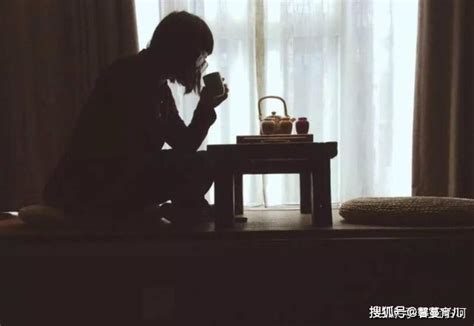 父母离婚，两姐妹一个跟着爸爸，一个跟着妈妈，15年后差距太明显妹妹