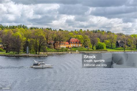 럭셔리 모터 보트는 빌라에 르 가든의 섬을 따라 항해 하는 Nedre Manilla 와 화창한 봄 날에 빌라 뮬 베 르게 스톡홀름 스웨덴 0명에 대한 스톡 사진 및 기타