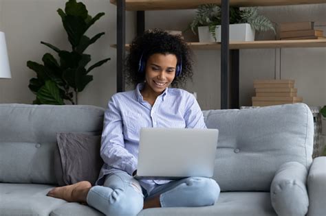 행복한 아프리카 계 미국인 여자 이야기 에 비디오 통화 에 컴퓨터 30 34세에 대한 스톡 사진 및 기타 이미지 30 34세 가상 이벤트 가정 생활 Istock