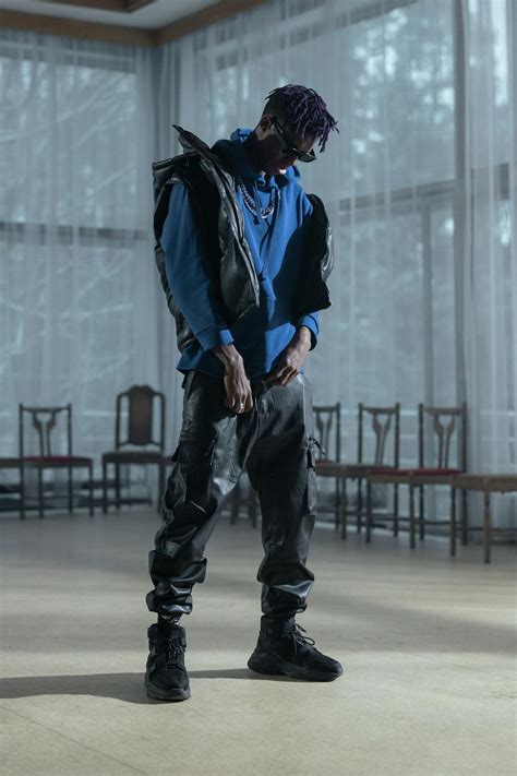 실내 가죽 바지 검은 색 바지 고딕 남성 패션 도시 설정 도시의 망 패션 매우 복잡한 목걸이 무드 조명 블루 까마귀 선글라스 세련된 복장 쇠사슬