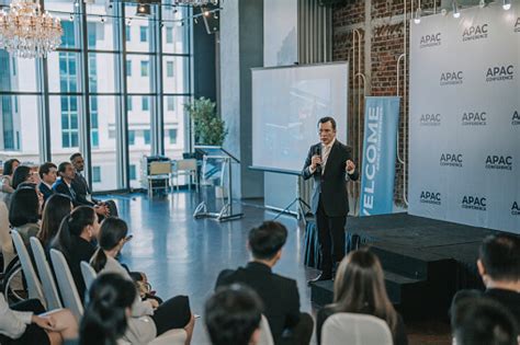 아시아의 성숙한 사업가 코칭 컨벤션 센터 중 비즈니스 컨퍼런스 회의 세미나에서 동기 부여 연설 컨벤션 센터에 대한 스톡 사진 및 기타 이미지 Istock