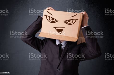 사악한 얼굴로 머리에 골판지 상자를 들고 몸짓하는 사업가 격언에 대한 스톡 사진 및 기타 이미지 격언 공란 남자 Istock