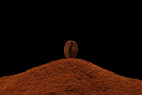 갓 볶은 커피 원두는 검은 바탕에 원두 커피의 산란을 의미 합니다 격리 된 매크로입니다 포스트 카드 배너입니다 복사 공간 가루로 빻은에 대한 스톡 사진 및 기타 이미지