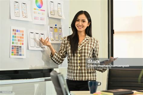 아름다운 여성 Ux 디자이너가 회의 중에 화이트보드에 스케치 디자인 애플리케이션 템플릿 레이아웃 프레임워크를 제시한다 소프트웨어 개발에 대한 스톡 사진 및 기타 이미지