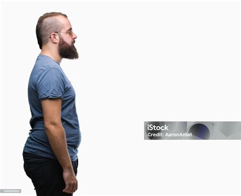 사이드로 보고 격리 된 배경 위에 젊은 백인 Hipster 남자 착용 선글라스 긴장 자신감 미소와 자연 스러운 얼굴 프로필 포즈 과체중에 대한 스톡 사진 및 기타 이미지